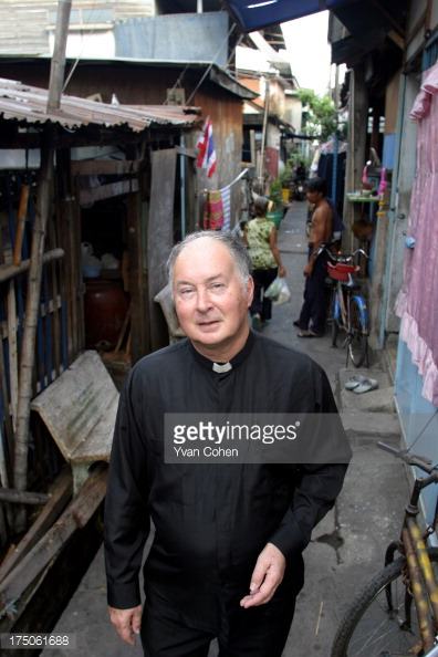 Bangkok: o. Joe Maier CSsR pomaga poszkodowanym przez pożar mieszkańcom ...